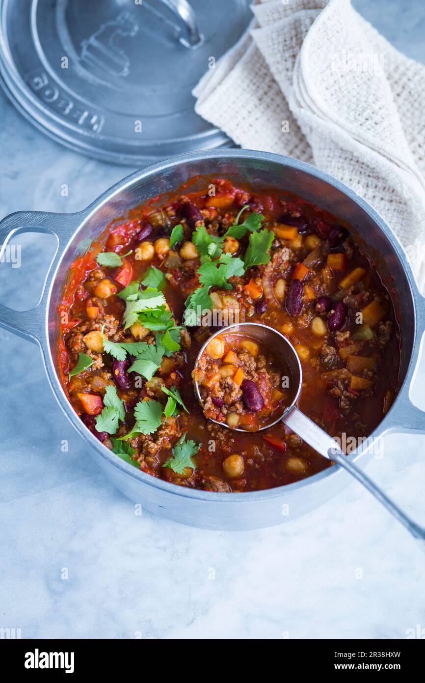 Chili con carne with beans and chickpeas in a saucepan Stock Photo - Alamy