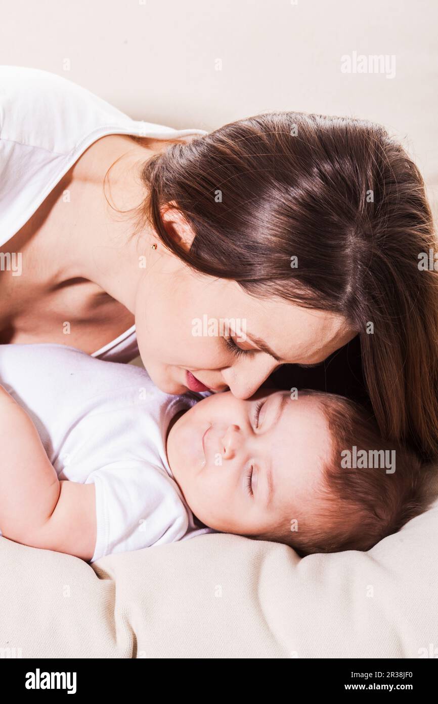 Baby with his mom hi-res stock photography and images - Alamy