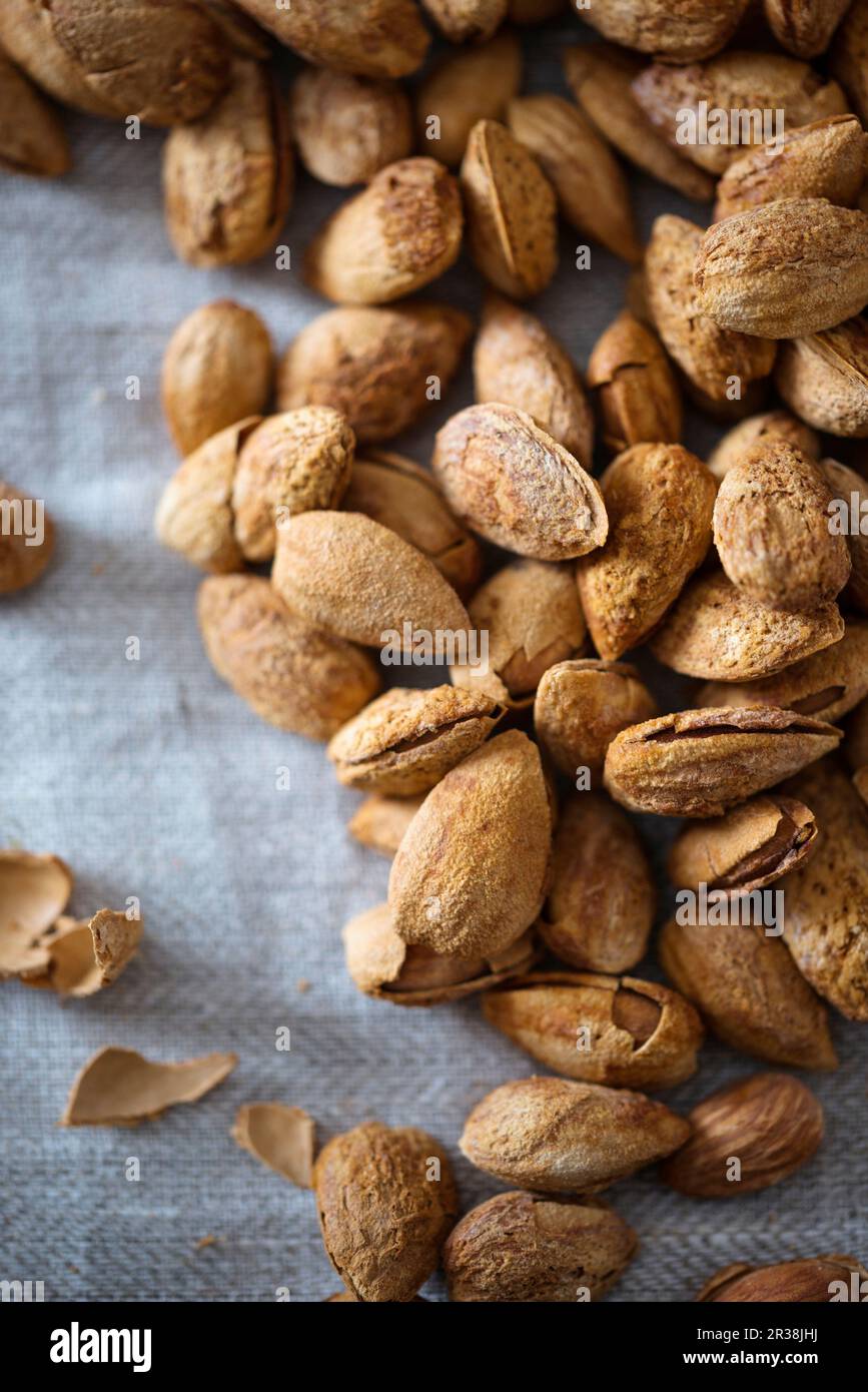 Almonds in shells hi-res stock photography and images - Alamy