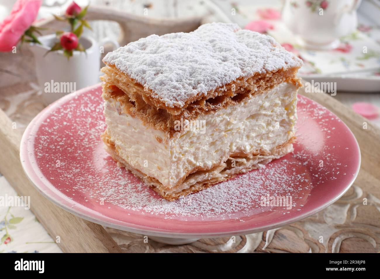 Vanilla slices puff pastry hi-res stock photography and images - Alamy