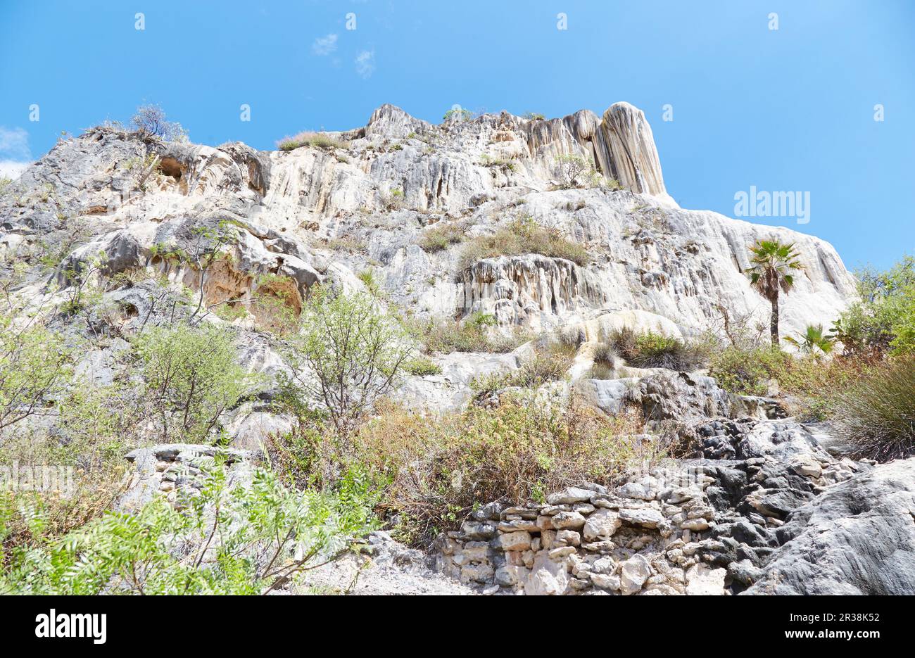 The unique frozen waterfalls and travertine pools of Hierve el Agua in ...