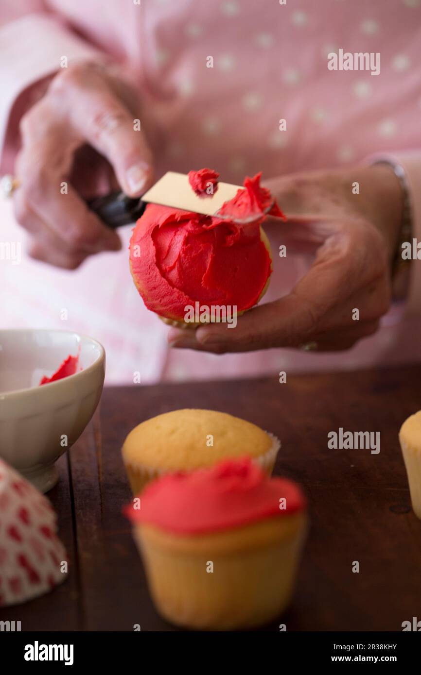 How to spread icing on cupcakes hi-res stock photography and images - Alamy