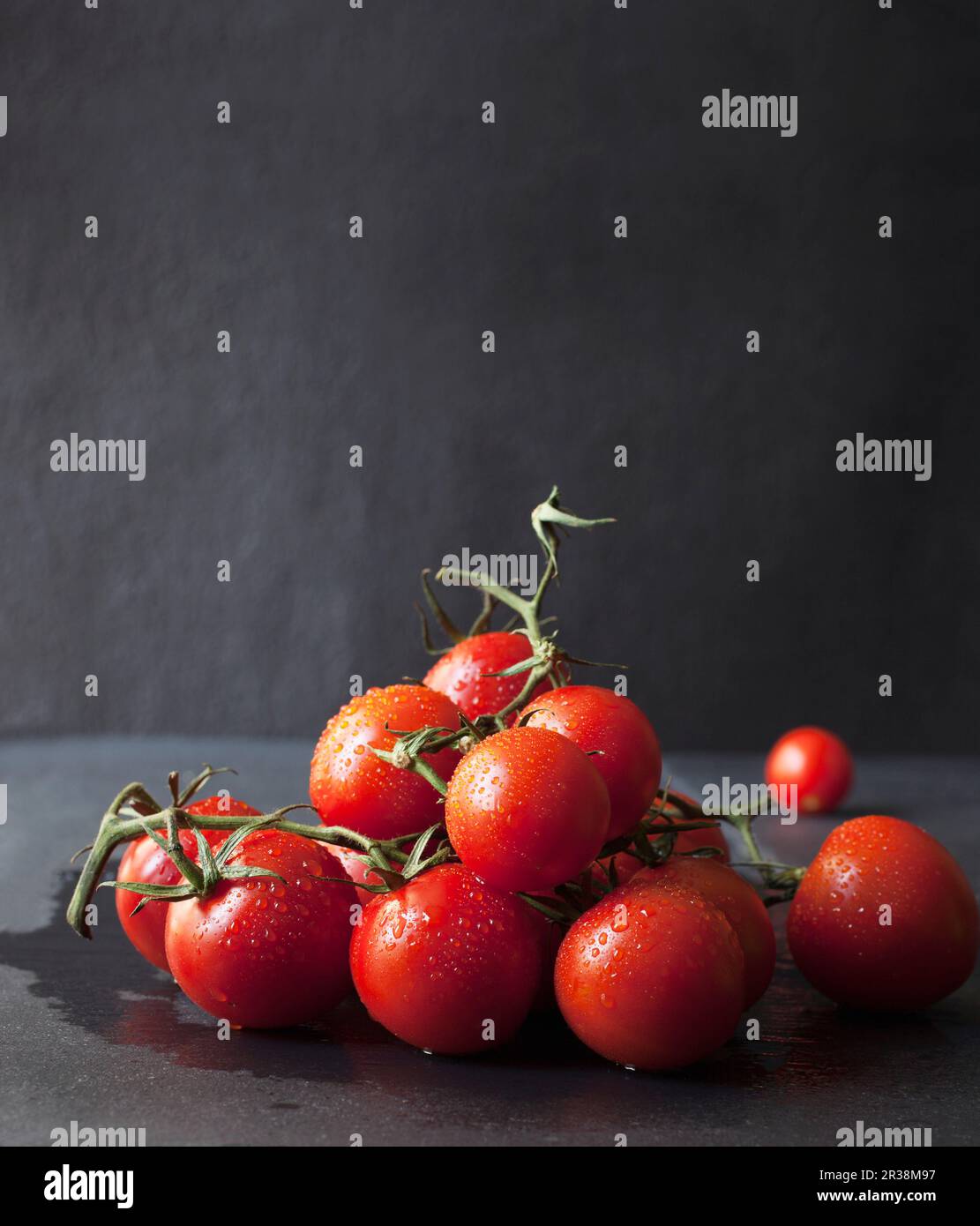 Vine ripened cherry tomatoes hi-res stock photography and images - Alamy