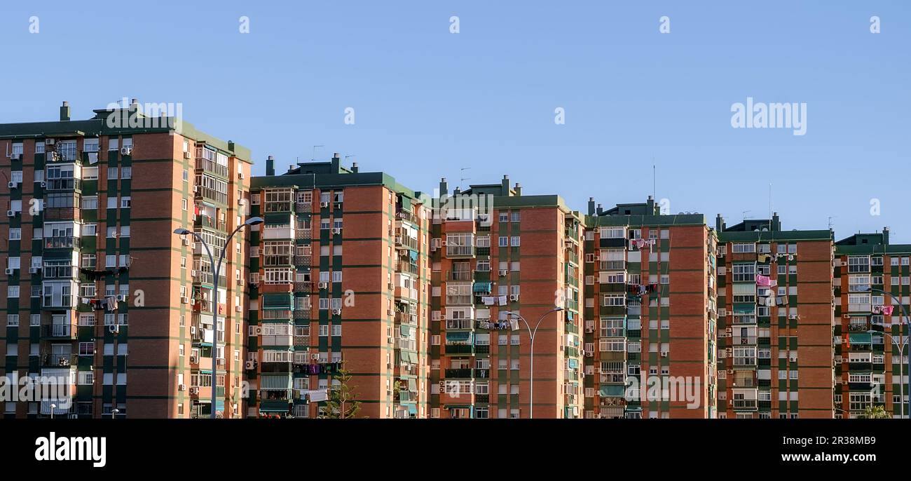 Flats blocks exterior hi-res stock photography and images - Alamy