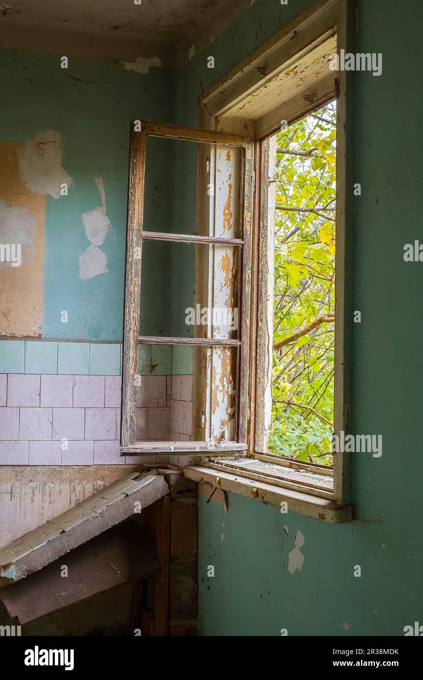 Derelict kitchen hi-res stock photography and images - Alamy