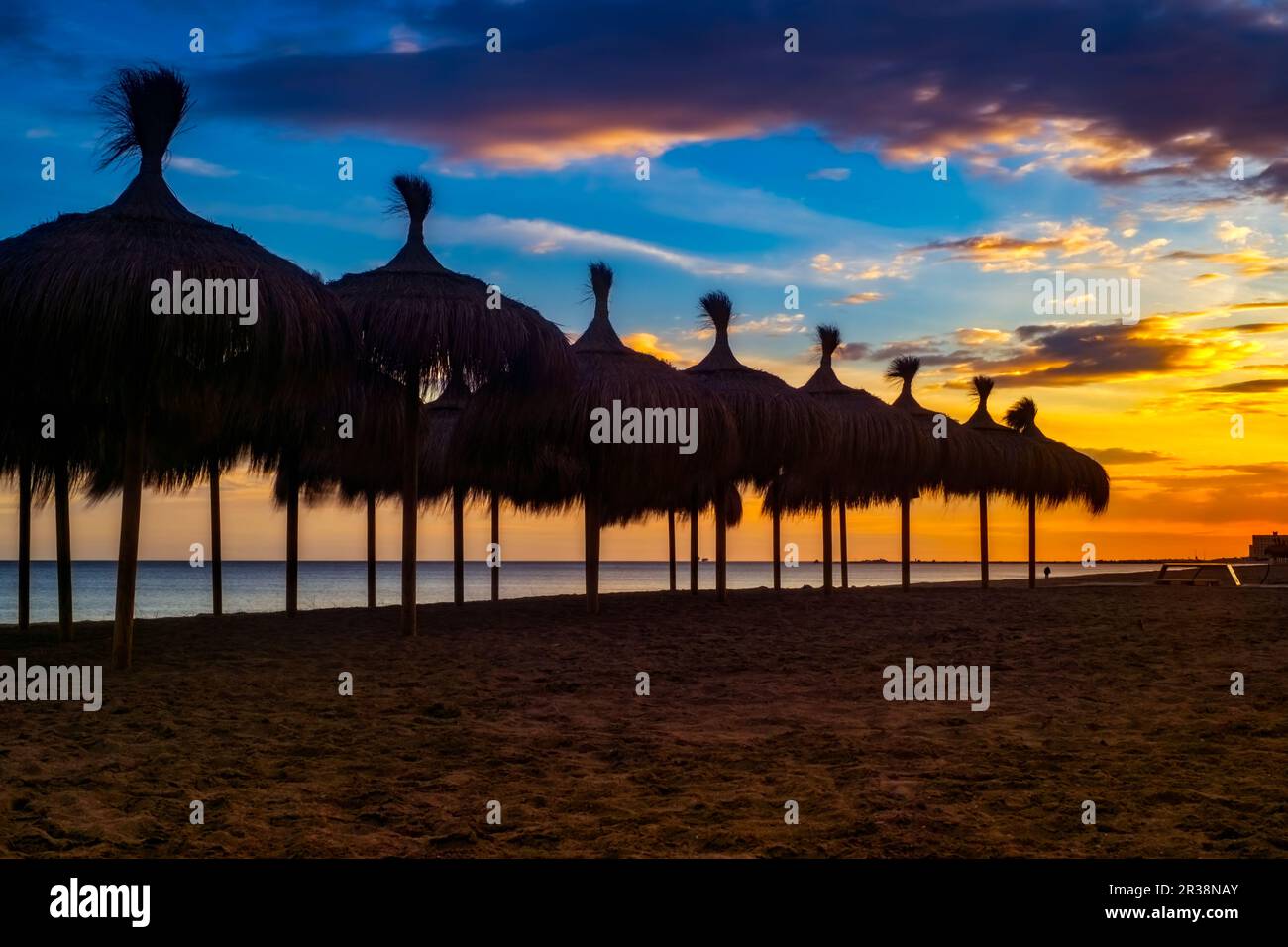Straw umbrellas beach sunset hi-res stock photography and images - Alamy
