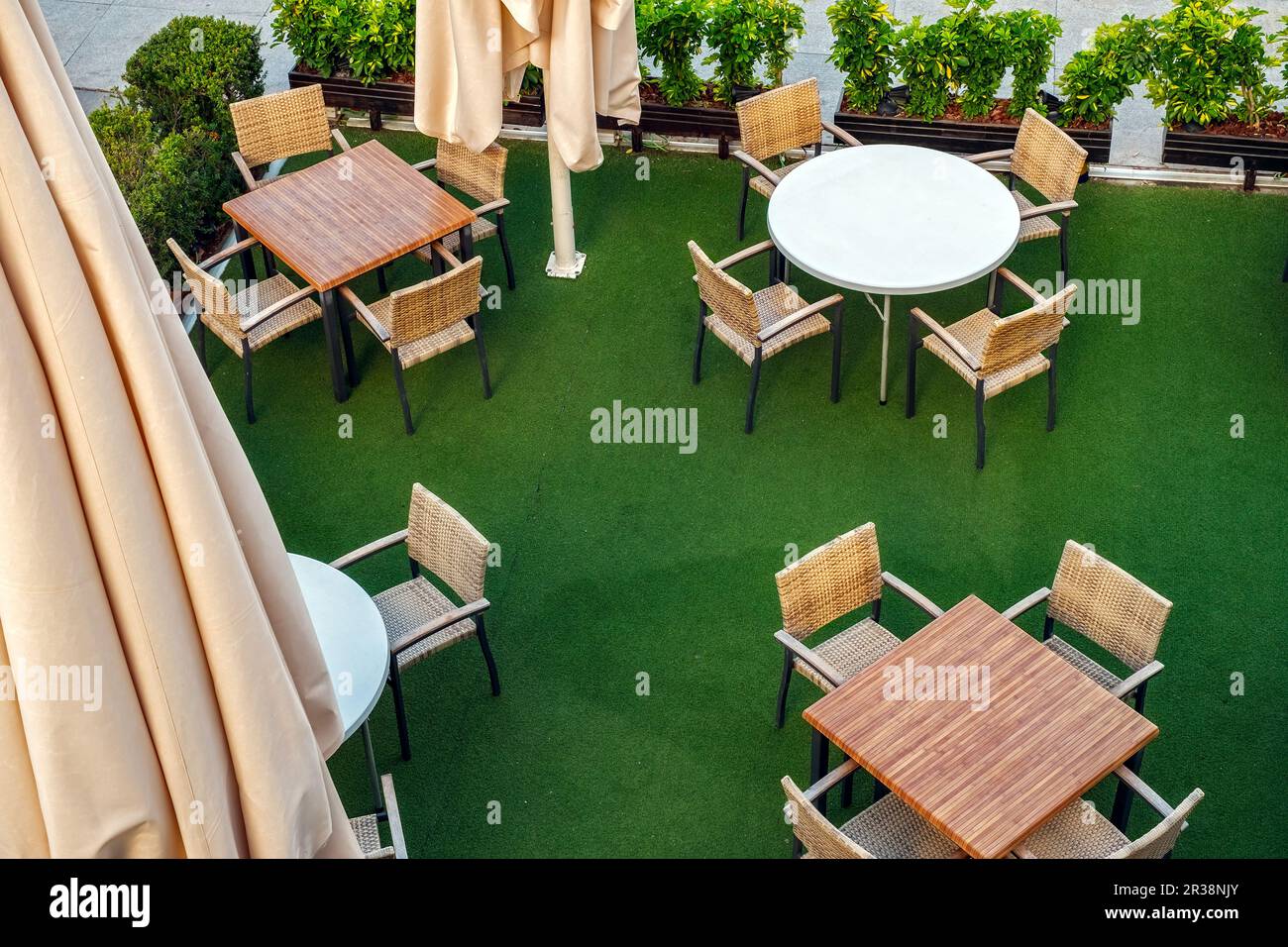 Empty table hi-res stock photography and images - Alamy