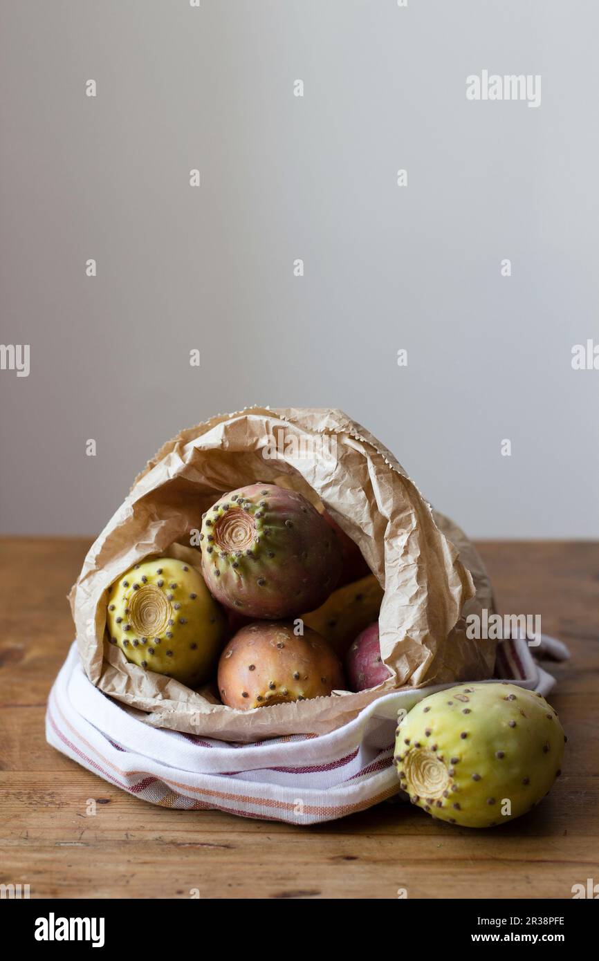 Pears inside paper bag hi-res stock photography and images - Alamy