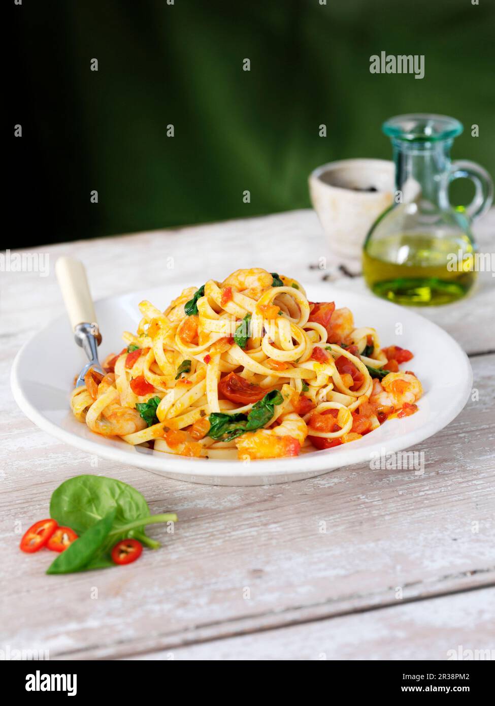 Linguine with prawns hi-res stock photography and images - Alamy