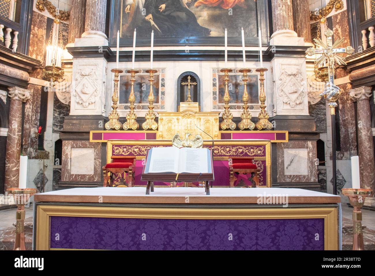 Bible in altar hi-res stock photography and images - Alamy