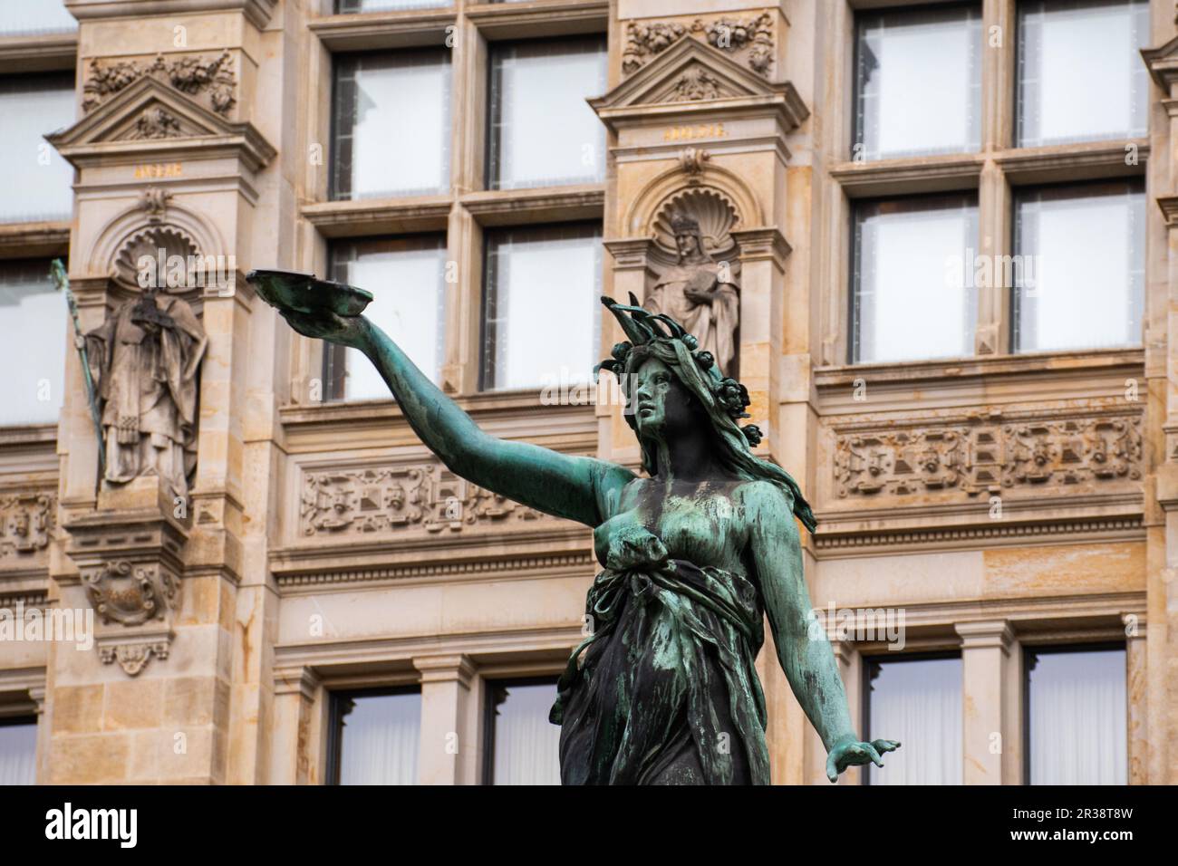 Building statue fountain hi-res stock photography and images - Alamy