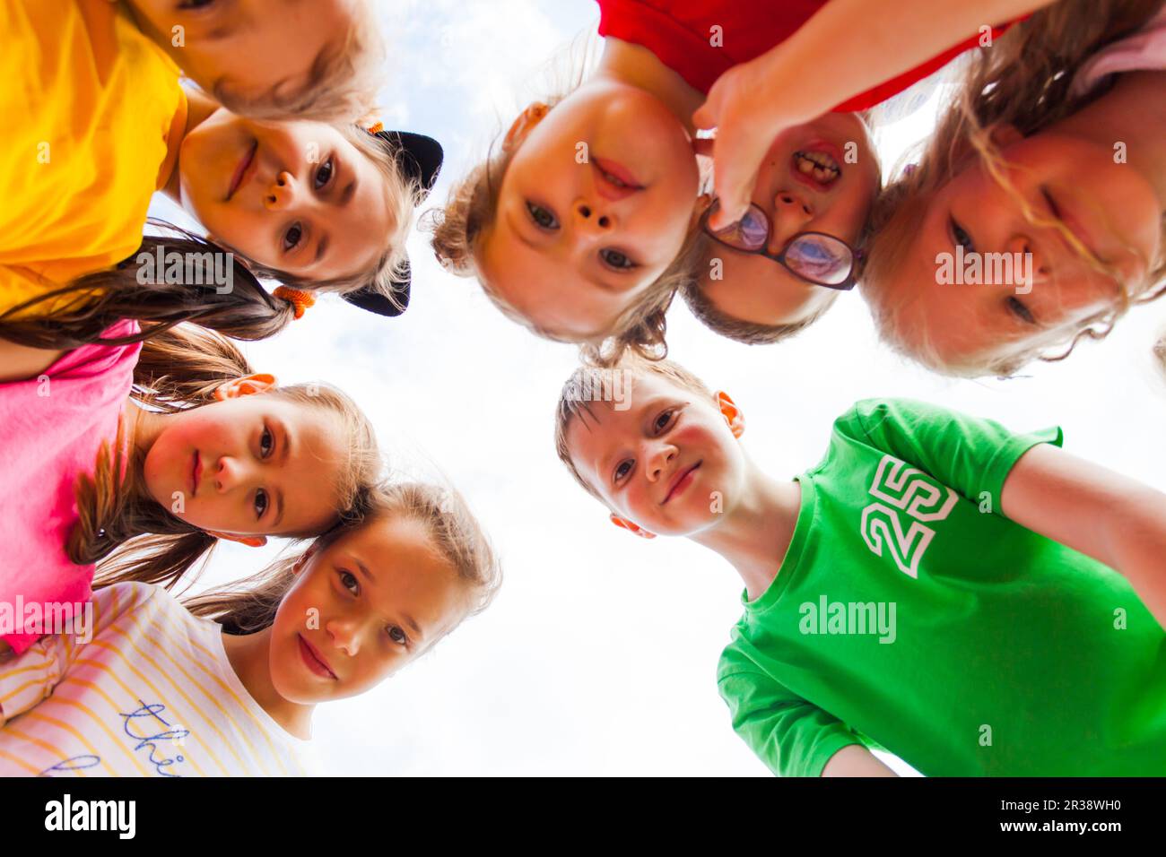 Happy kids circle diversity hi-res stock photography and images - Alamy