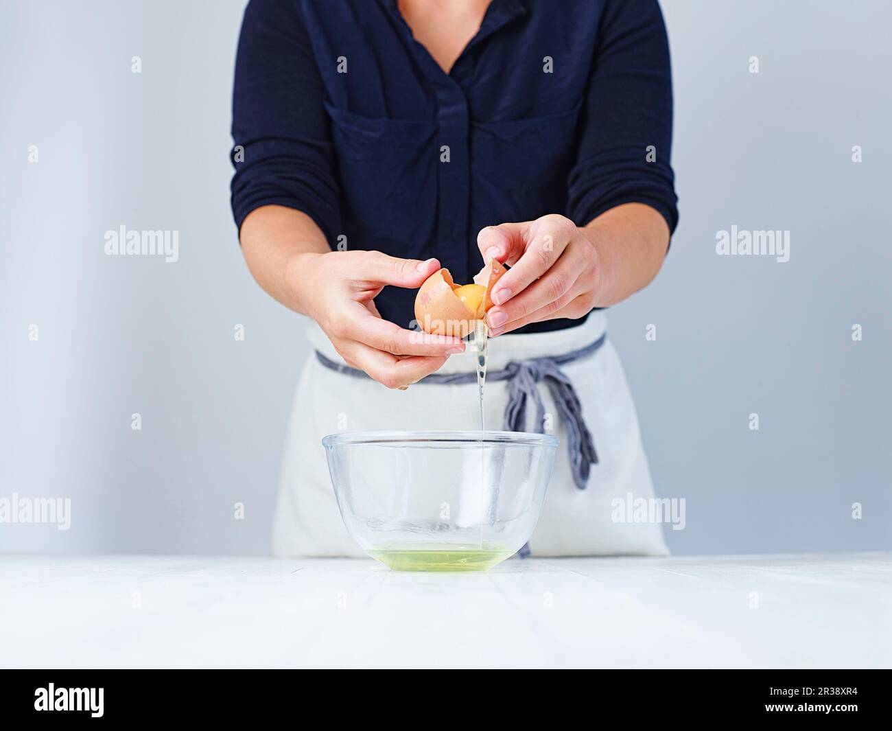 Cracking open an egg Stock Photo - Alamy