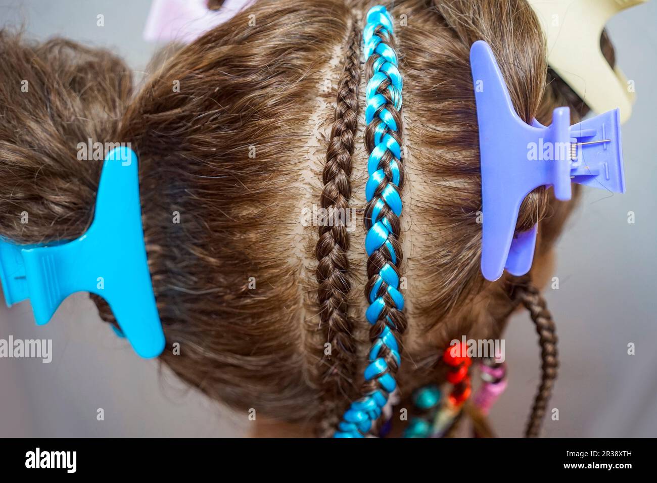 Cornrows mannequin learning to weave braids on a mannequin, weaving ...