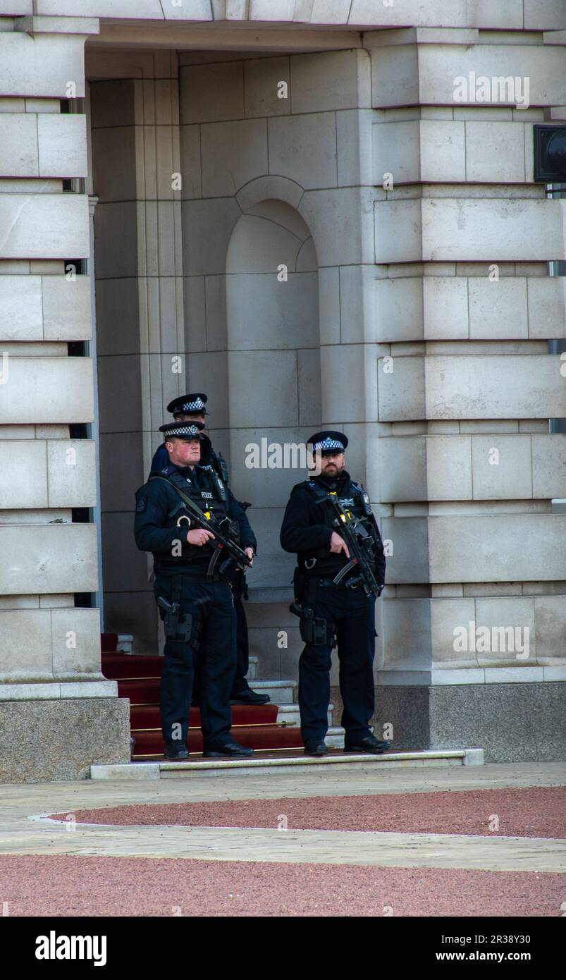 Three armed police on Guard at Buckingham Palace Stock Photo - Alamy
