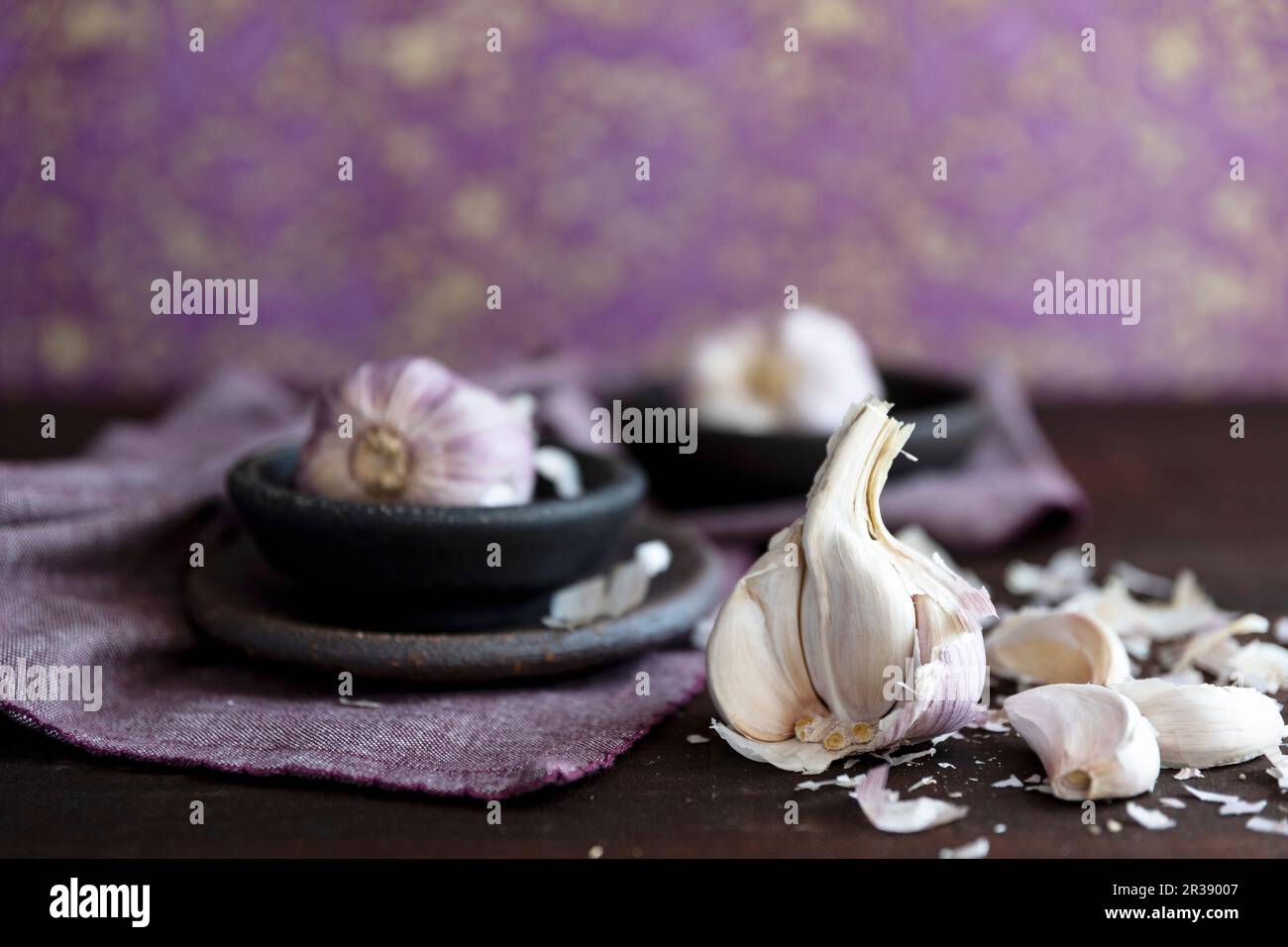 Fresh garlic with purple skin Stock Photo - Alamy