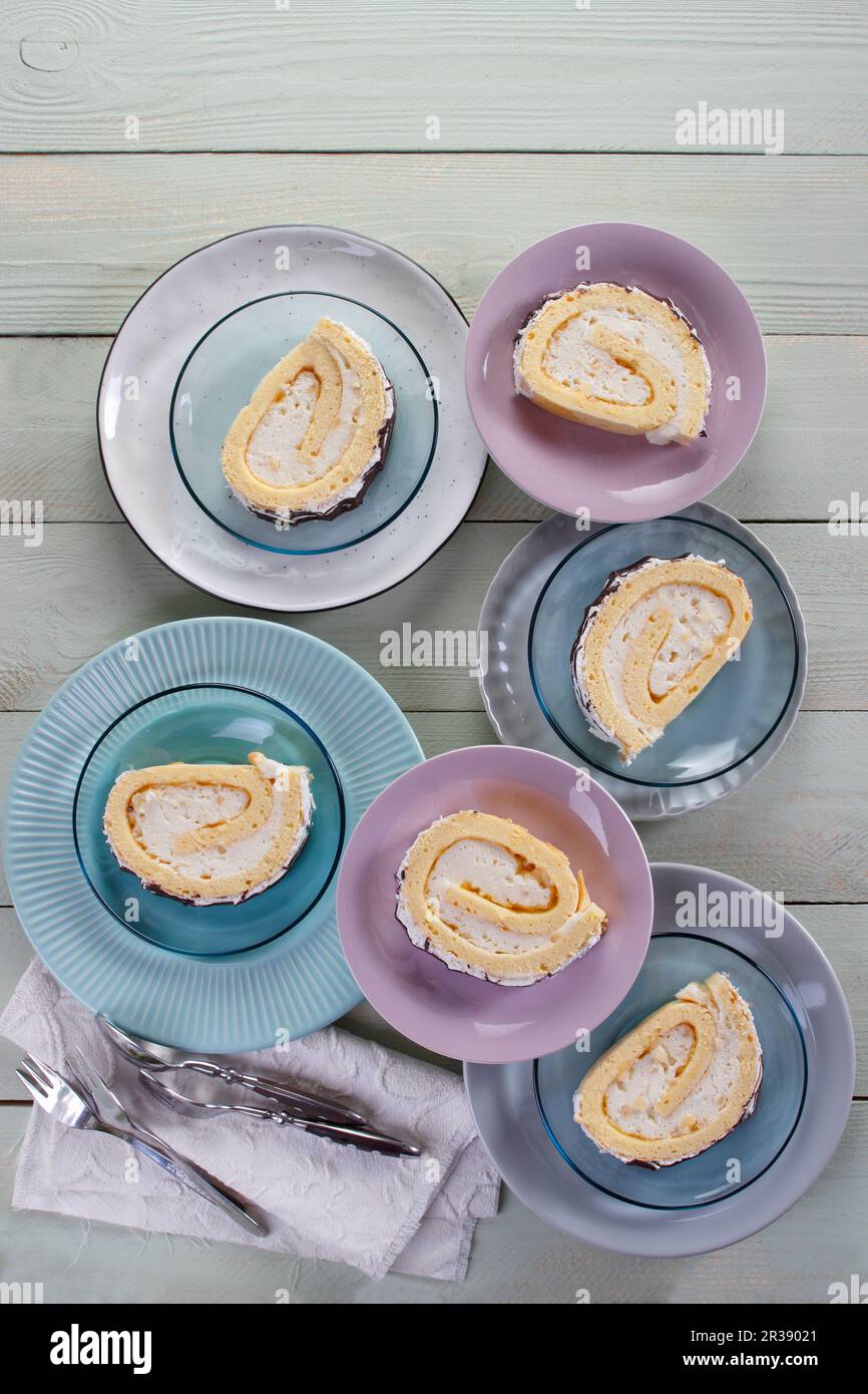 Sponge cake roll, sliced Stock Photo - Alamy