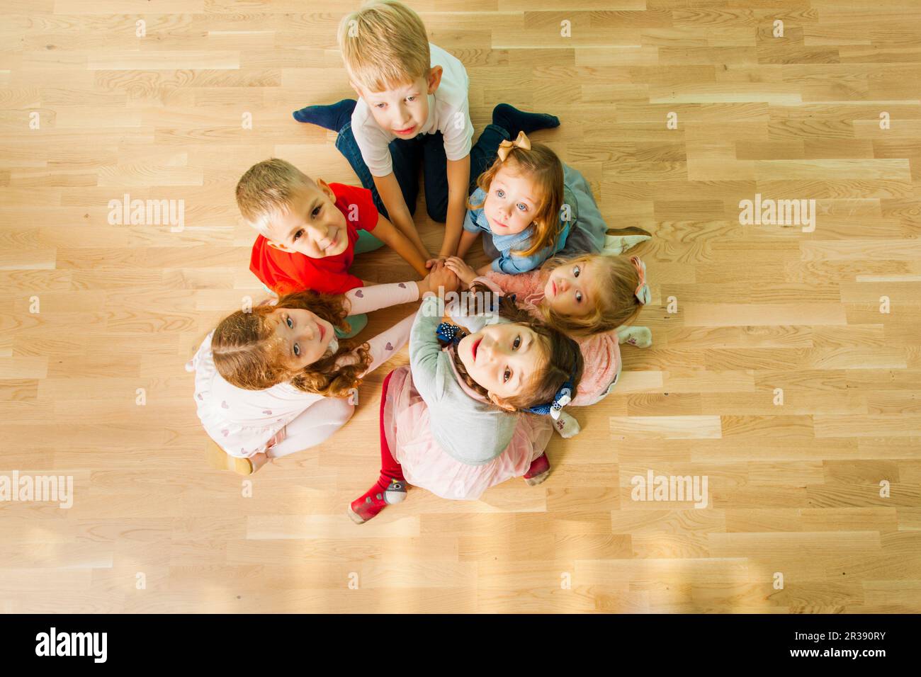 Kids sitting in circle hi-res stock photography and images - Alamy