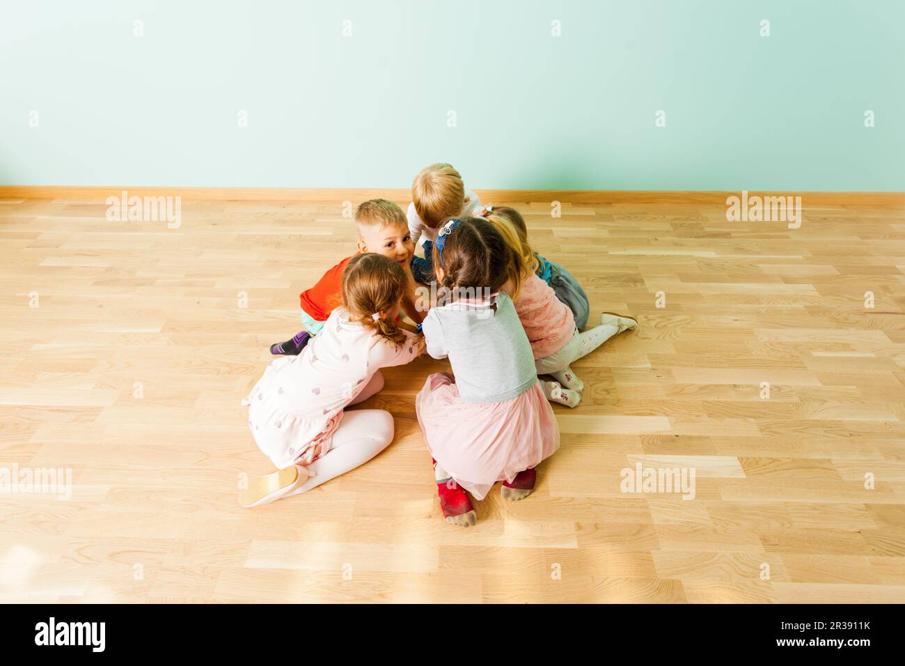 Kids sitting in circle playing hi-res stock photography and images - Alamy