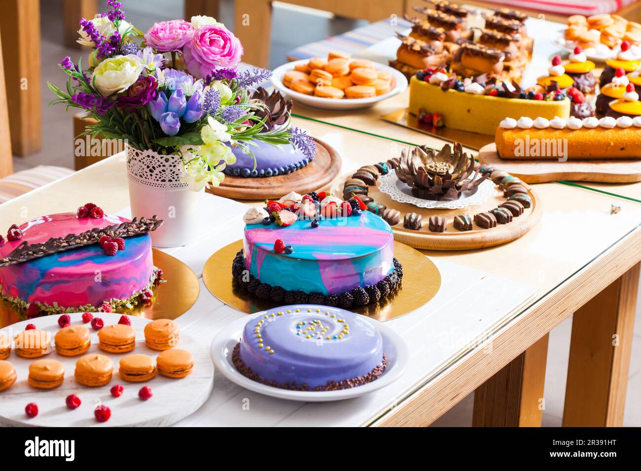 Modern showcase hi-res stock photography and images - Alamy