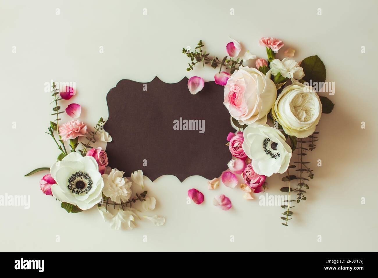 Floral wedding frame with paper template top view Stock Photo - Alamy