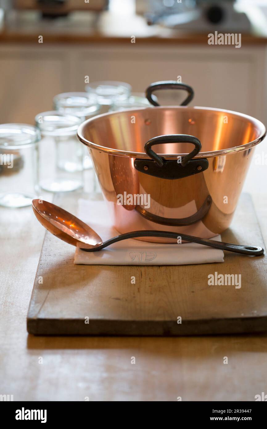 Making pots and pans hi-res stock photography and images - Alamy
