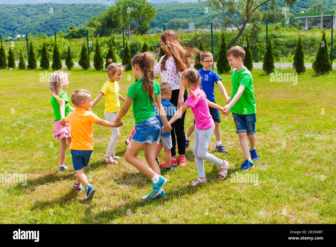 Dancing and singing kids in the circle have fun Stock Photo - Alamy