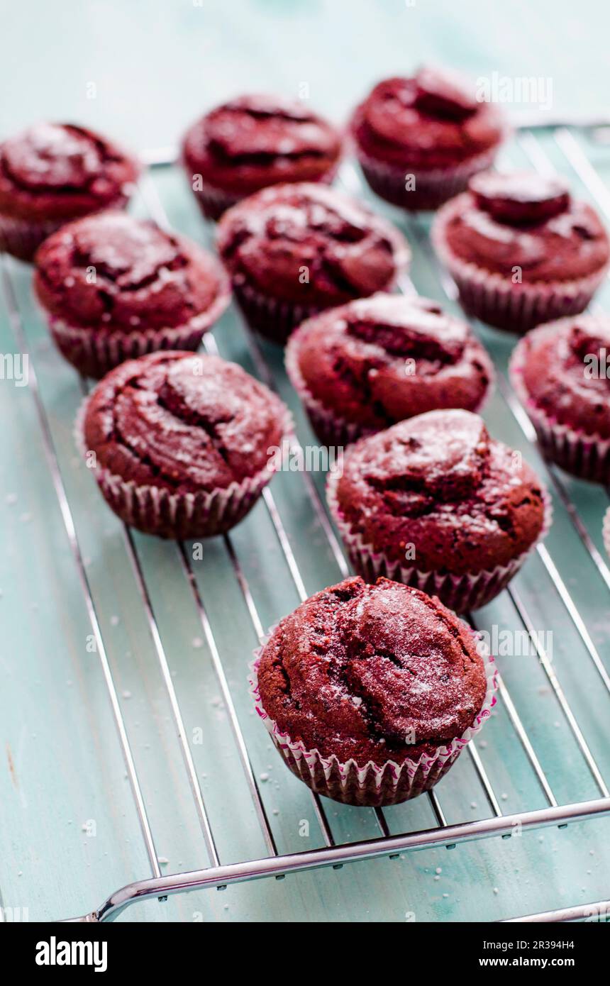 Red velvet cupcakes on a wire rack Stock Photo - Alamy