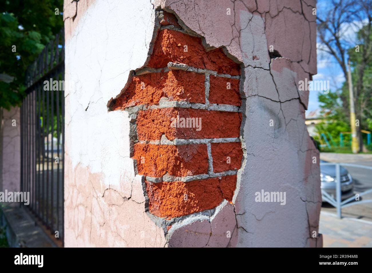 Crumbling brick wall hole hi-res stock photography and images - Alamy