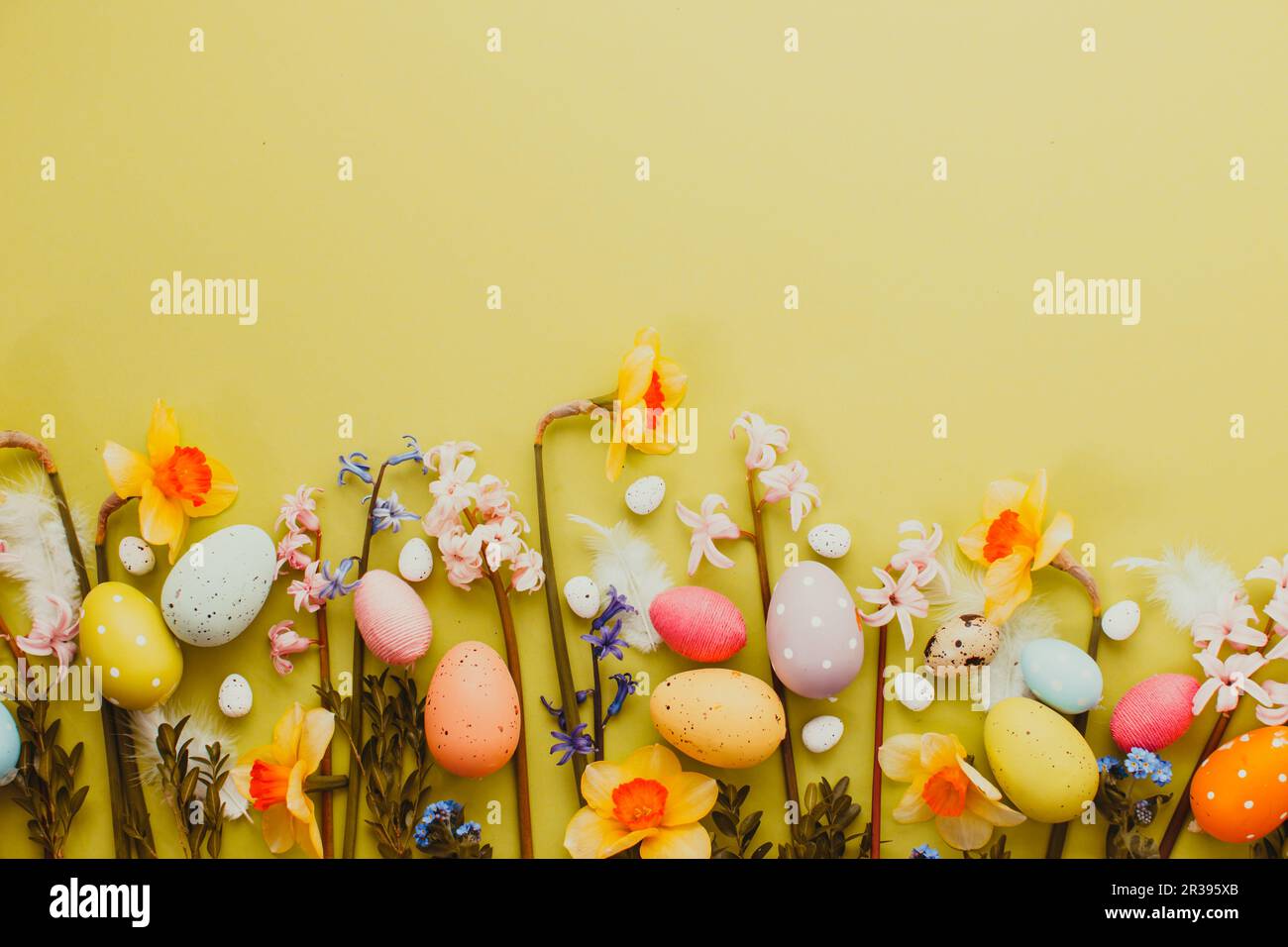 Easter background with Easter eggs and spring flowers Stock Photo - Alamy