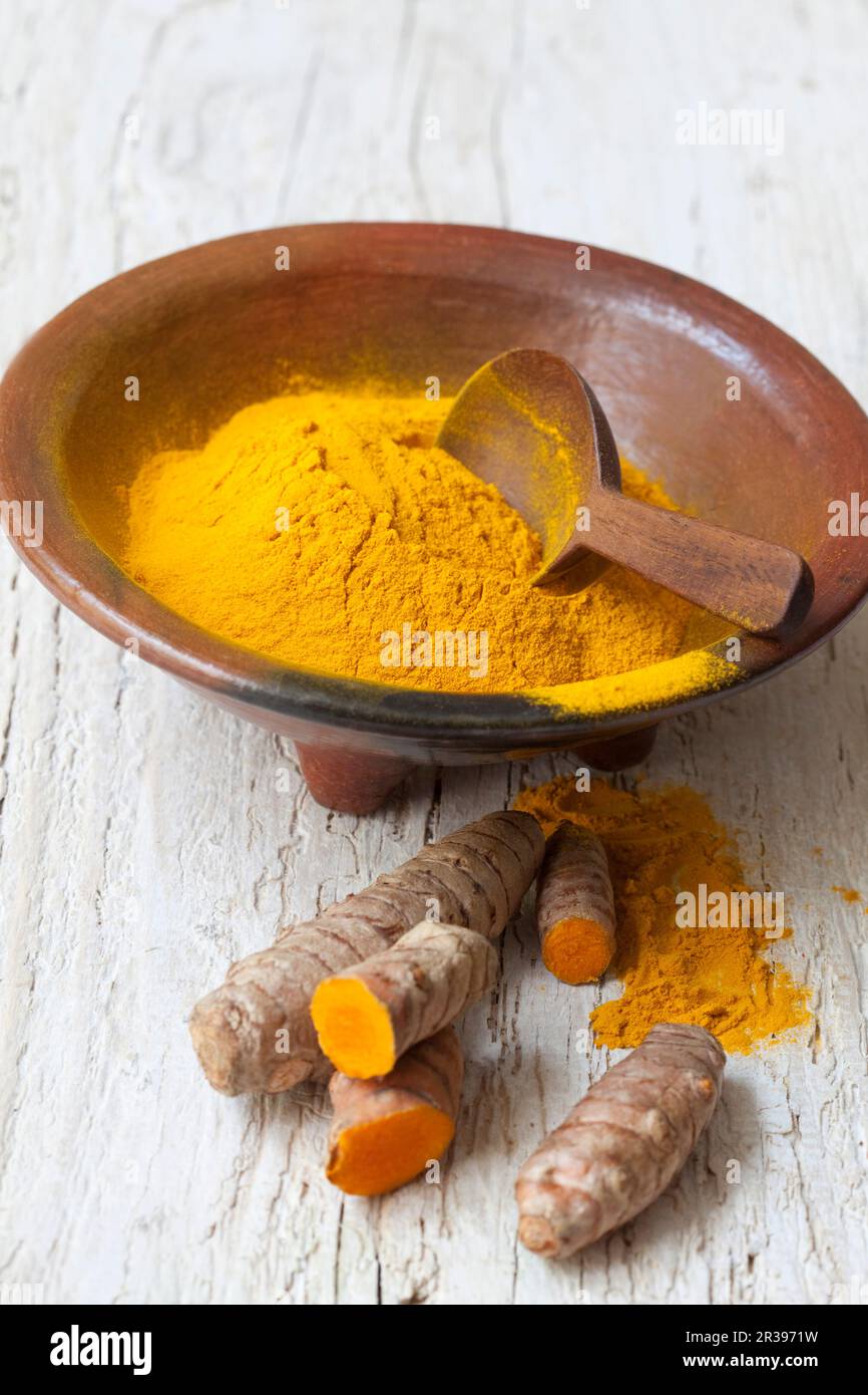 Turmeric roots and powder Stock Photo - Alamy