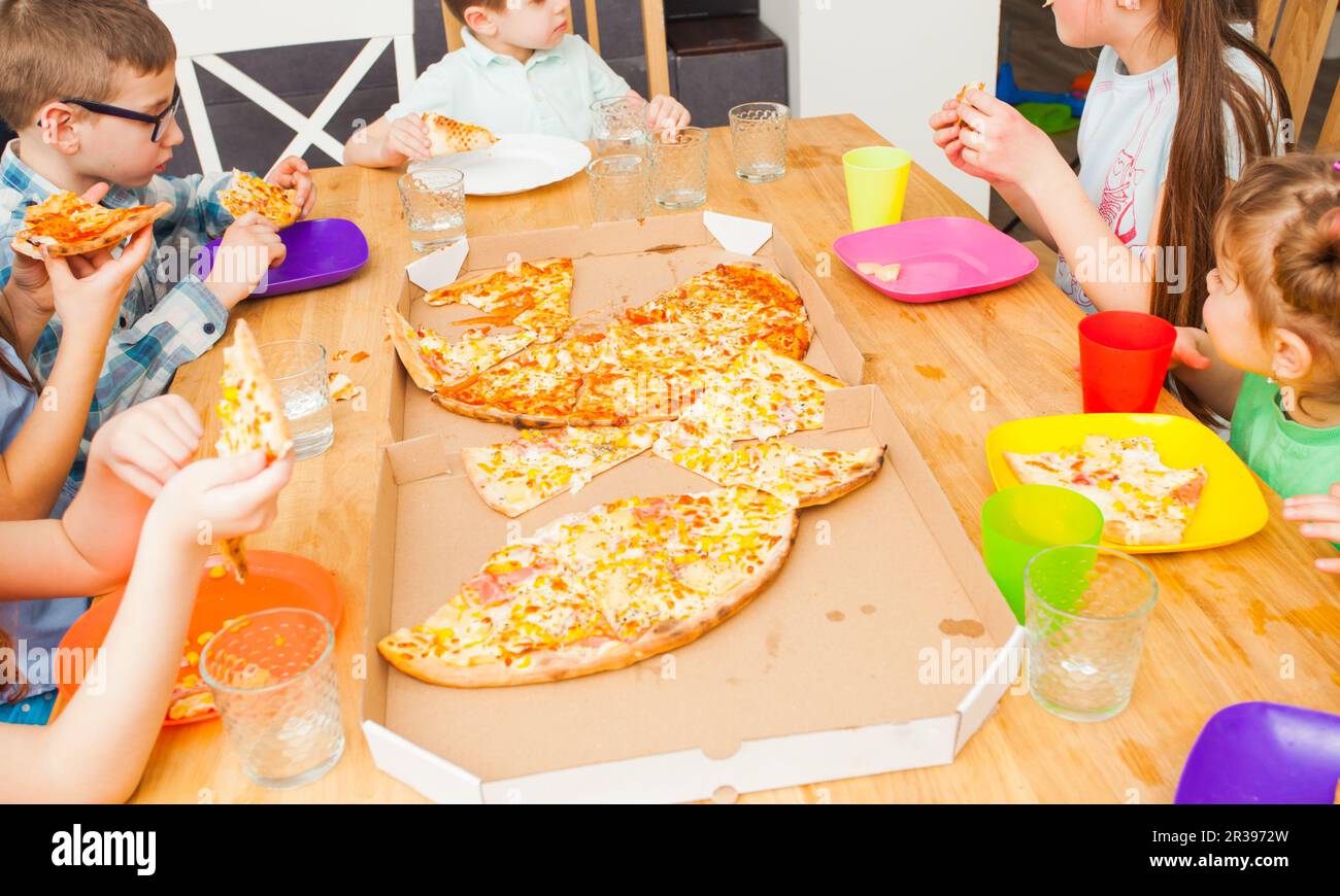 Children restaurant pizza hi-res stock photography and images - Alamy