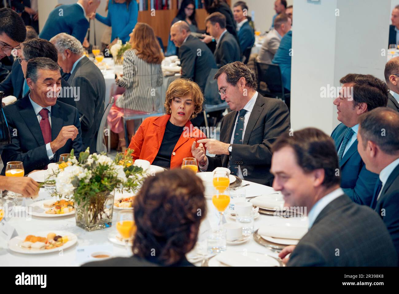The CEO of Siemens Spain, Agustín Escobar (4l); the president of CEOE ...