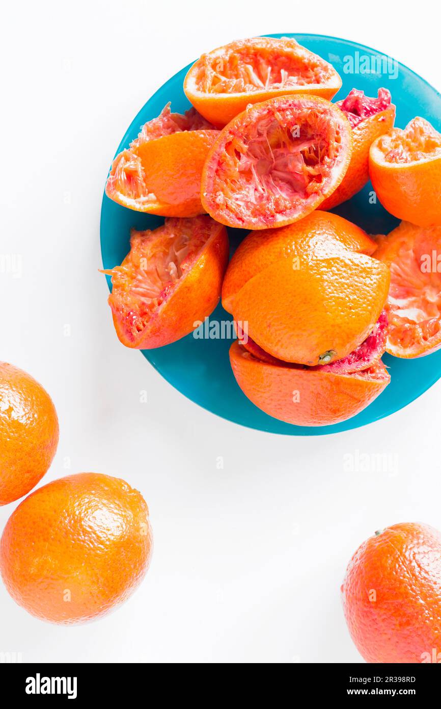 Moro blood oranges, whole and juiced Stock Photo - Alamy