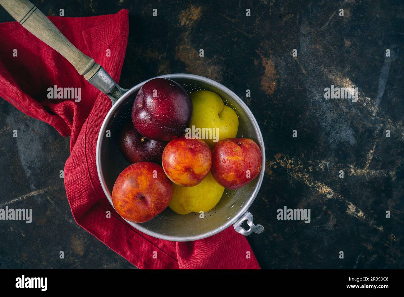 Vintage sieve hi-res stock photography and images - Alamy