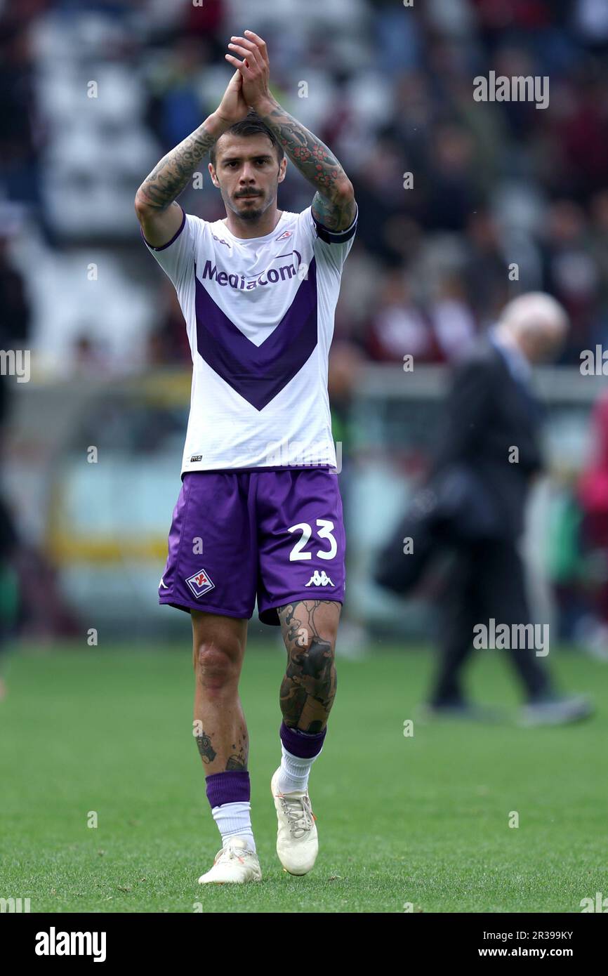 Lorenzo Venuti of Acf Fiorentina gestures during the Serie A match ...
