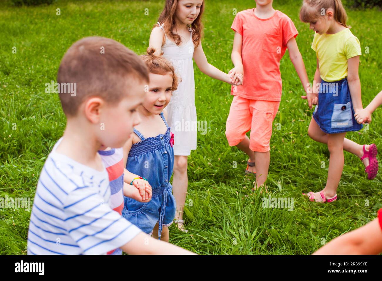 Kids dancing hi-res stock photography and images - Alamy