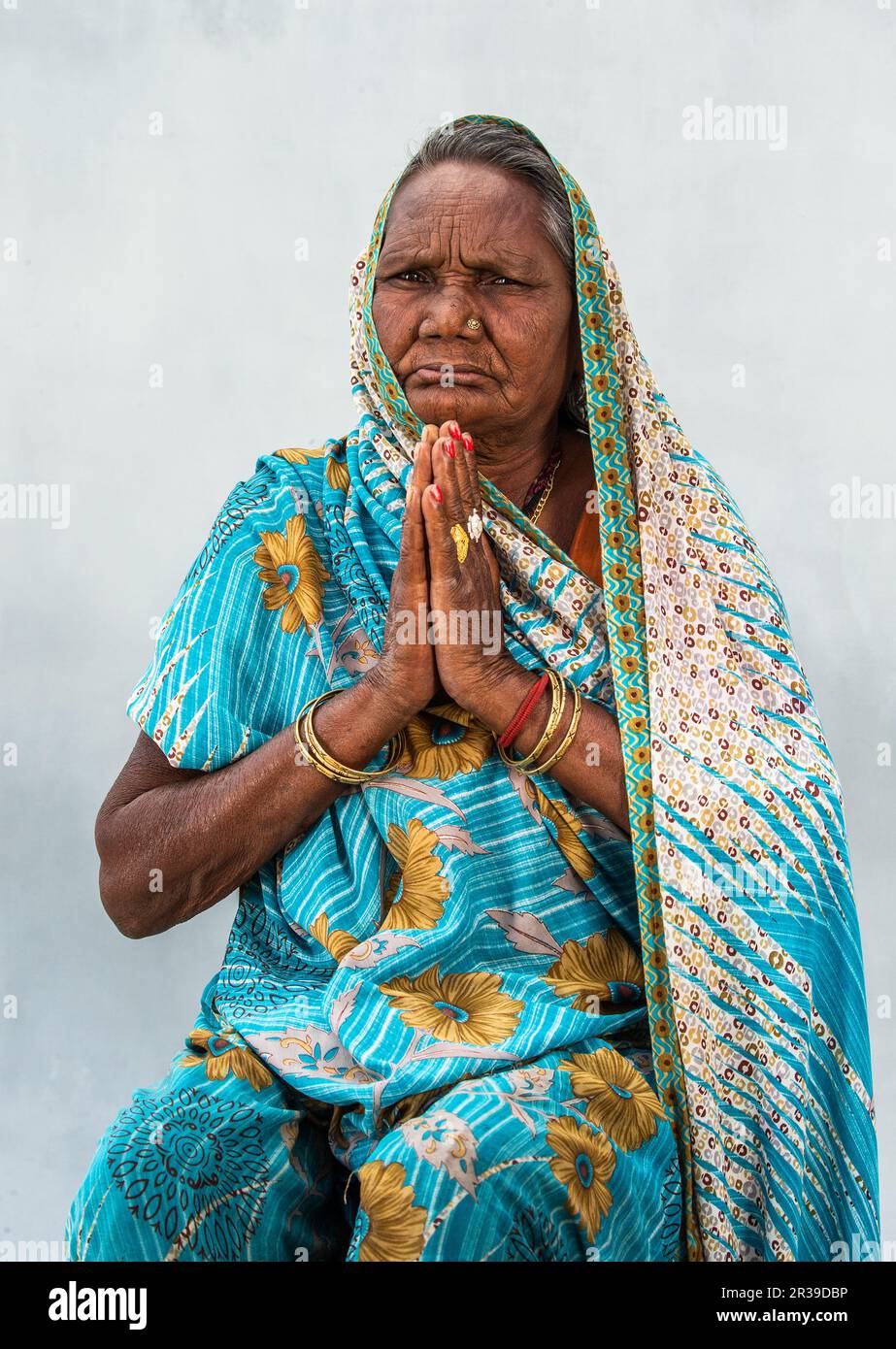 Portrait of a woman from Varanasi in traditional dress Stock Photo - Alamy