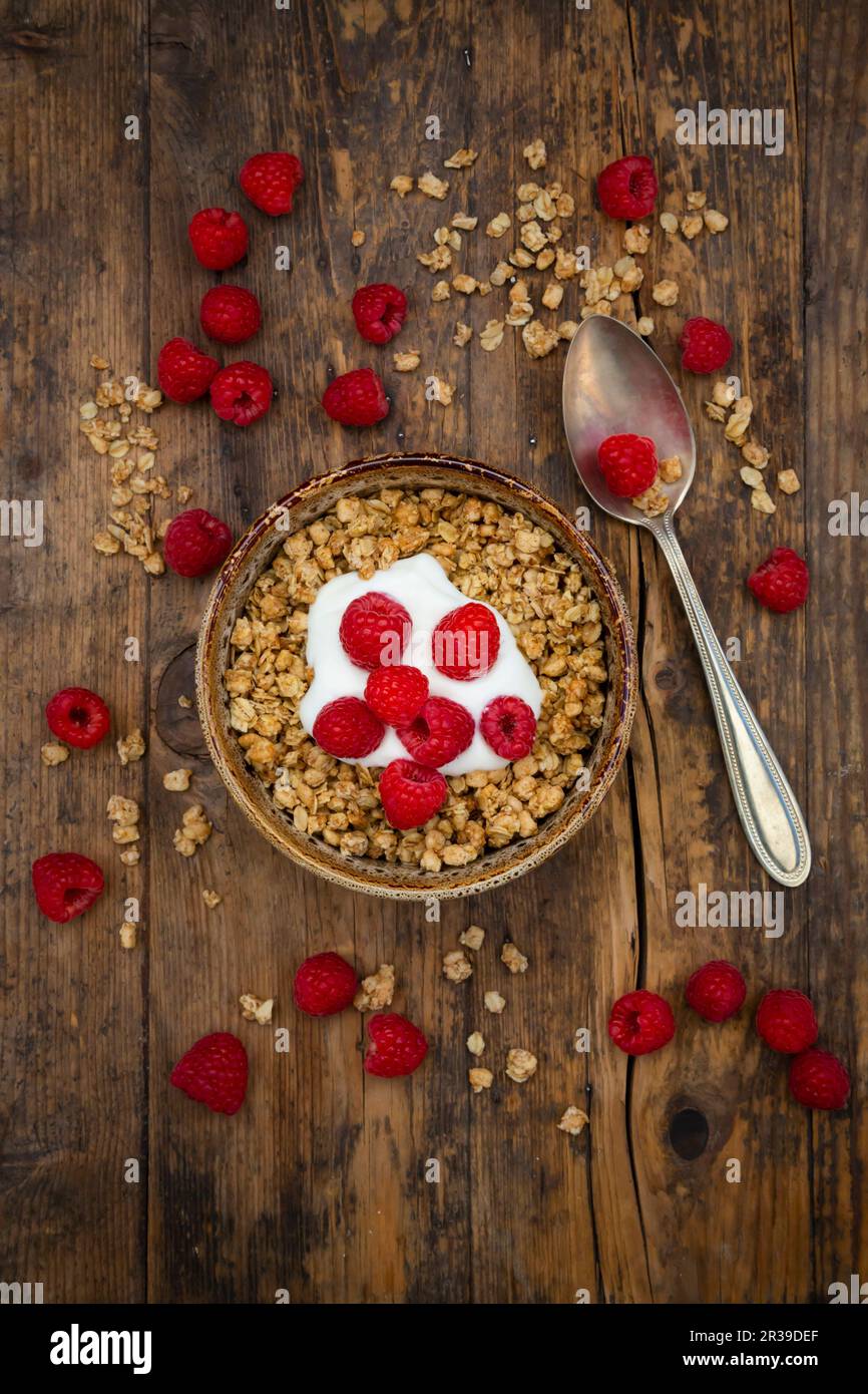 Granola with yoghurt and raspberries Stock Photo - Alamy