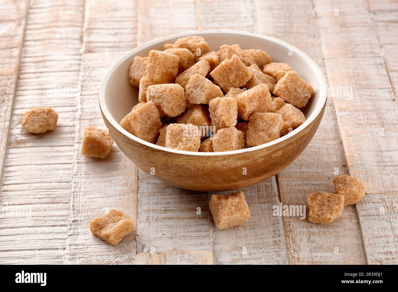 A bowl of brown sugar lumps Stock Photo - Alamy