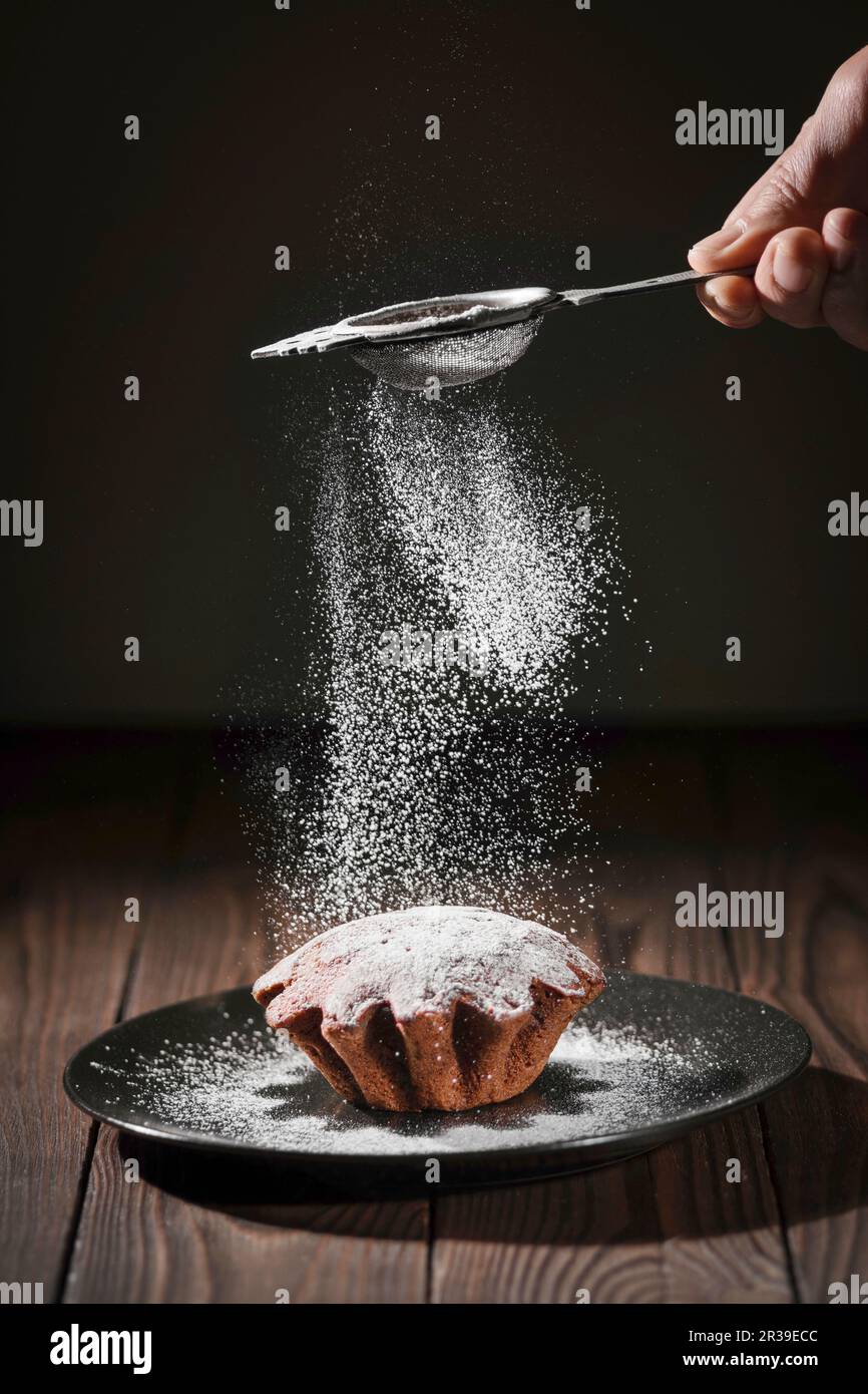Dredging icing sugar hi-res stock photography and images - Alamy