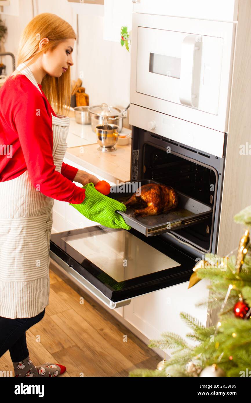 Beautiful oven roasted chicken hi-res stock photography and images - Alamy