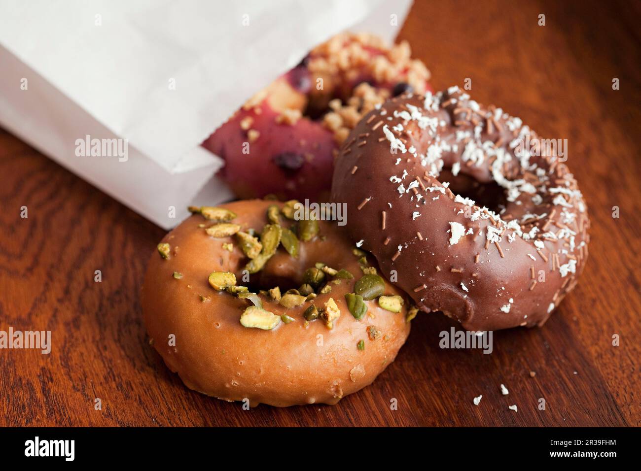 Paper bag falling products hi-res stock photography and images - Alamy
