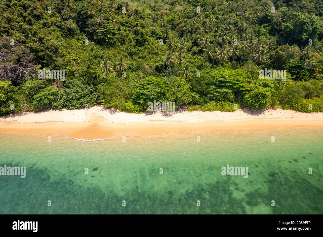 Haad Lang Khao beach auf der Insel Koh Libong aus der Luft gesehen ...