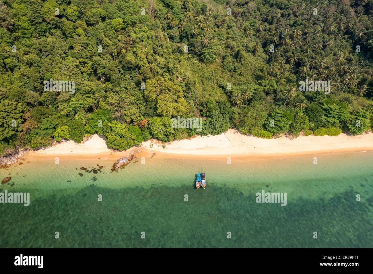 Haad Lang Khao beach auf der Insel Koh Libong aus der Luft gesehen ...