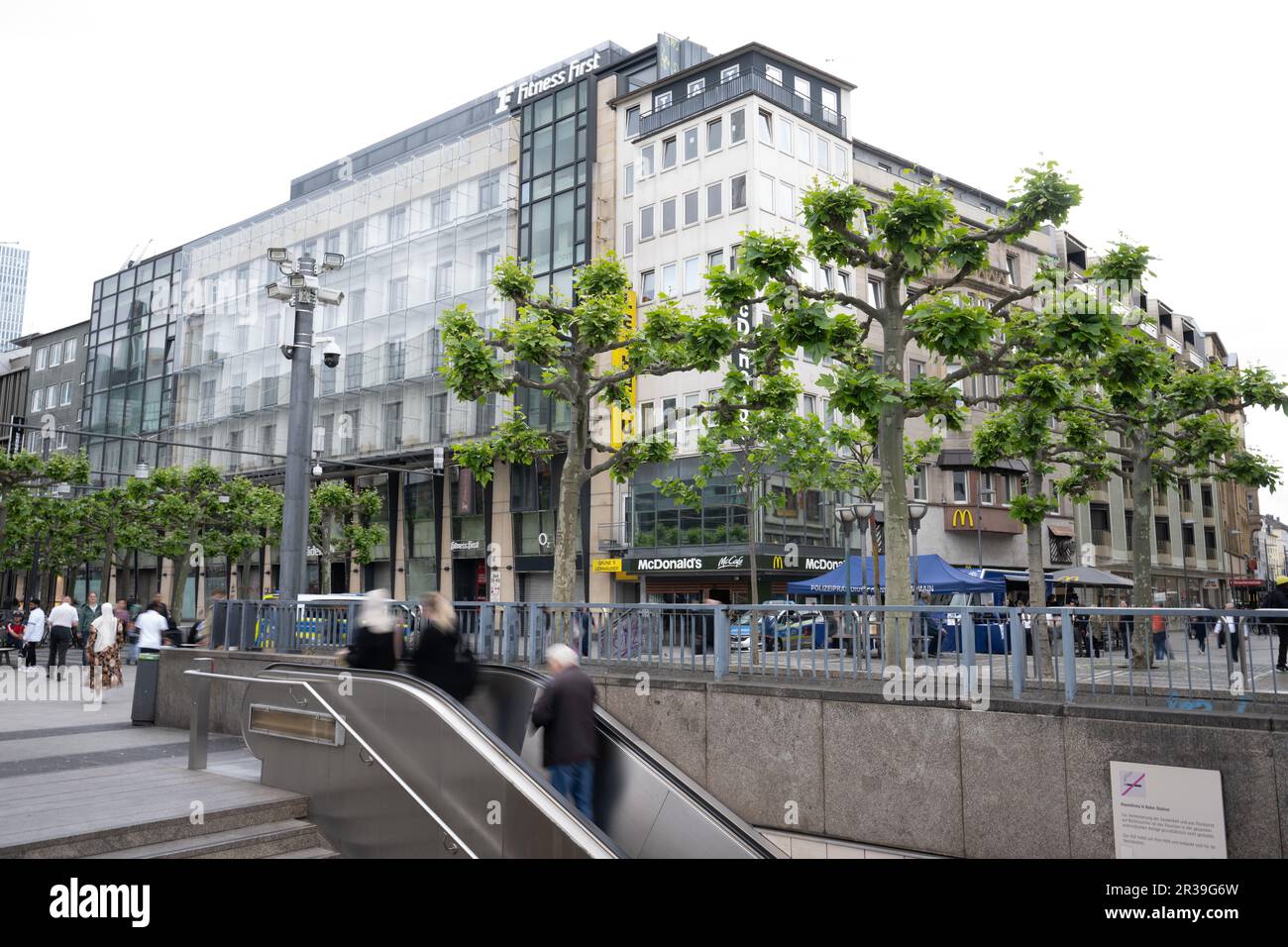 23 May 2023, Hesse, Frankfurt/Main: A camera tower with inactive ...