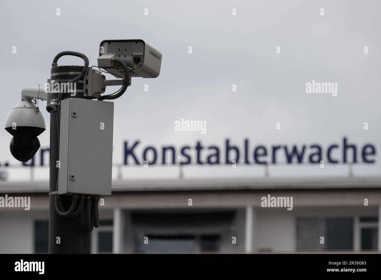 23 May 2023, Hesse, Frankfurt/Main: An inactive camera tower stands in ...
