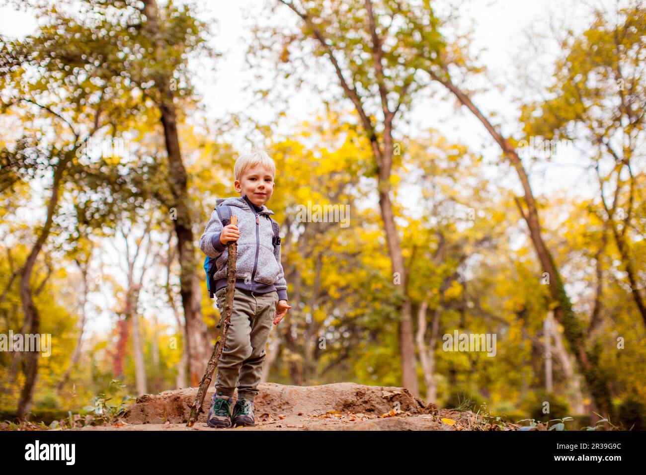 Child nature explore hi-res stock photography and images - Alamy