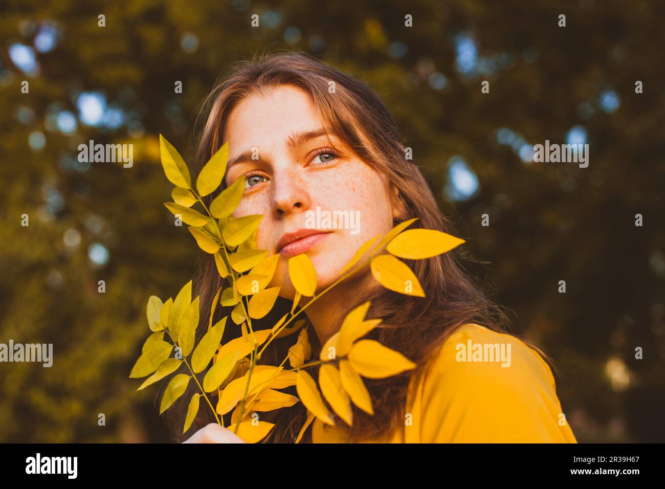 Yellow face hi-res stock photography and images - Alamy