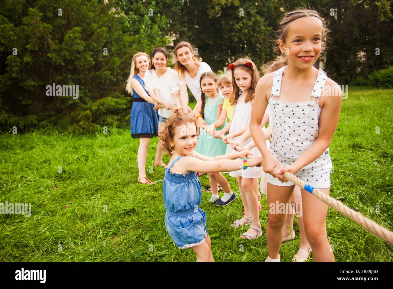 Girls playing tug war hi-res stock photography and images - Alamy